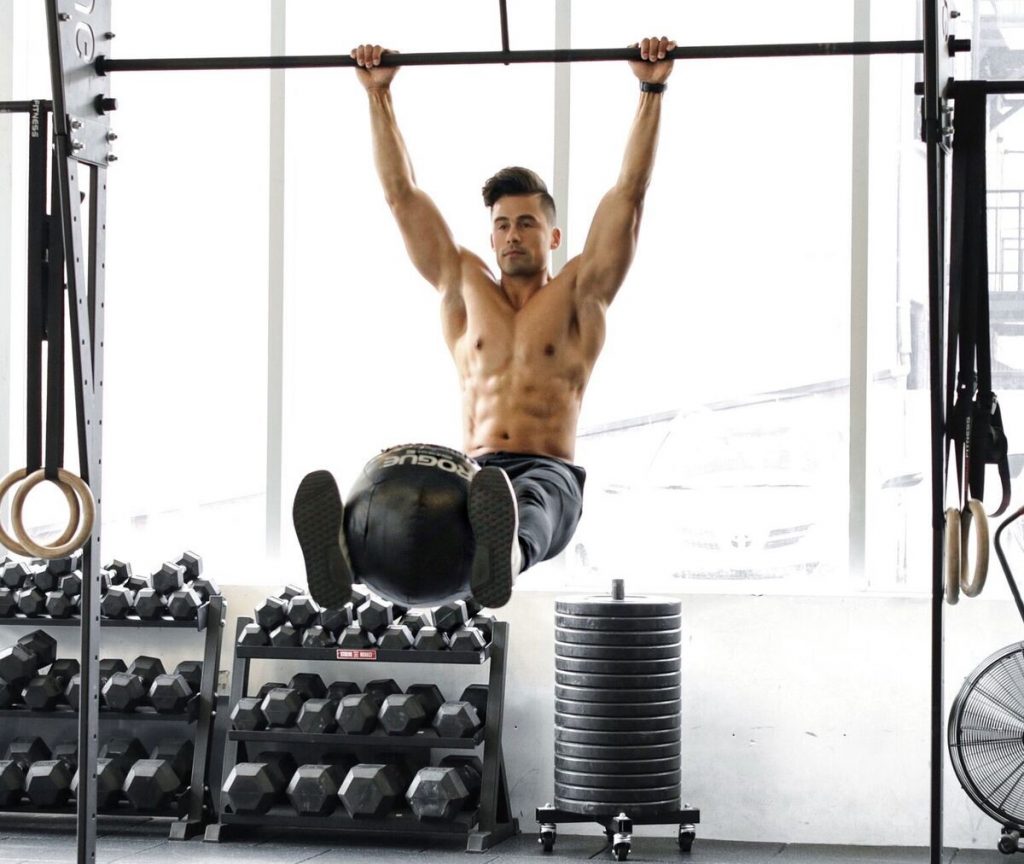 Hanging leg raises: come si esegue, benefici ed errori comuni - CrossMAG
